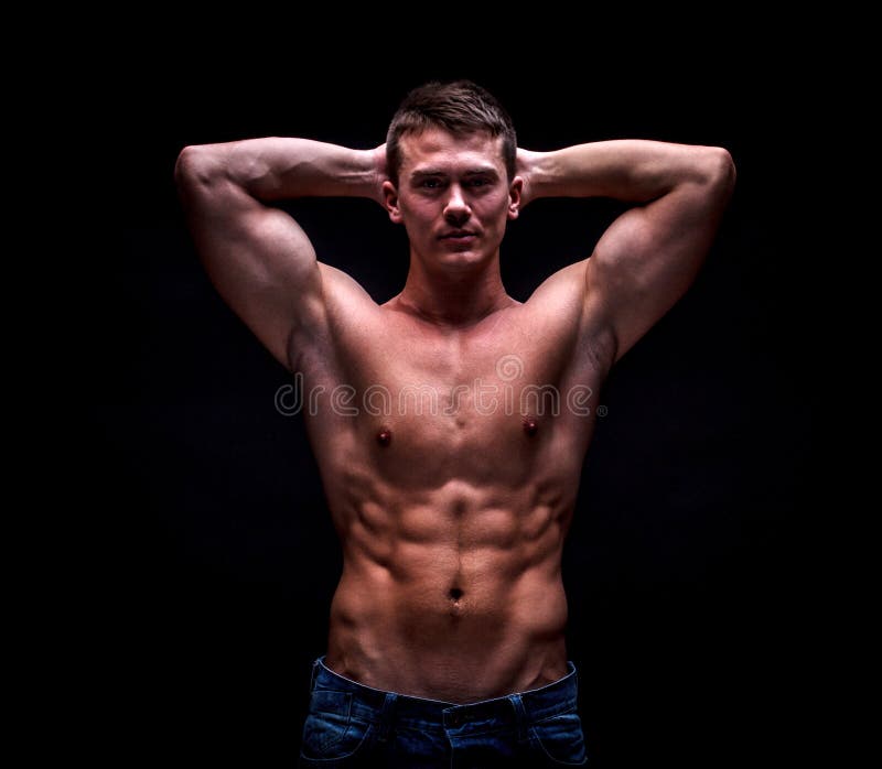 Varm Manlig Modell För Sexig Modestående I Stilfull Jeans Med Att ...