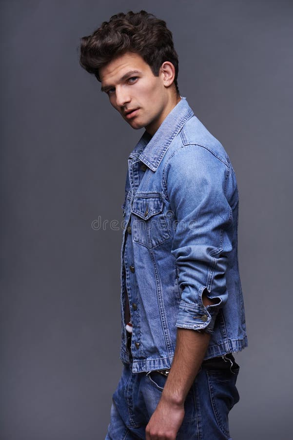 Manlig Modemodell Med Modern Frisyr Arkivfoto - Bild av kaukasisk, sunt ...