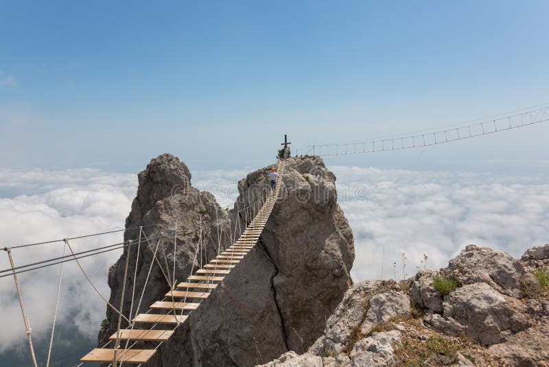 Mann über Abgrund stockfoto. Bild von steg, extrem, krim - 83558604
