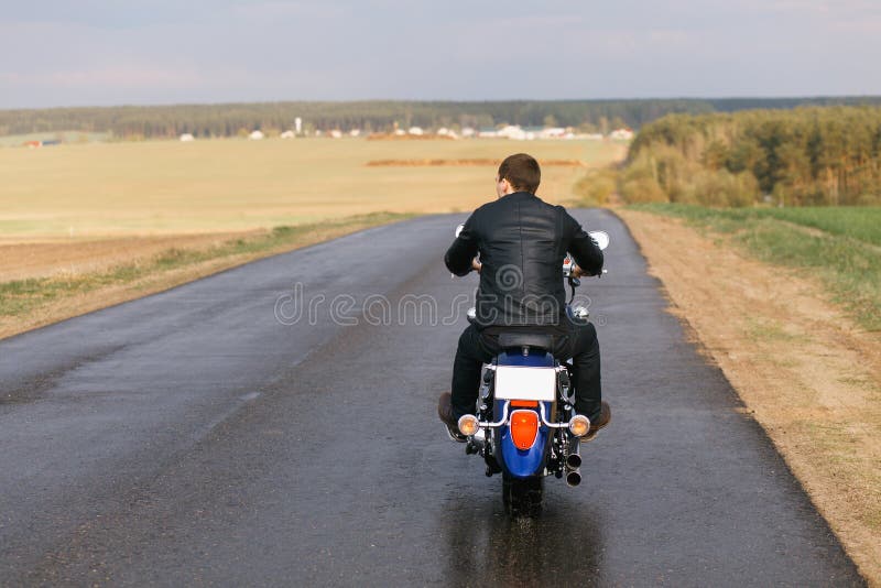 Mann auf Motorrad stockbild. Bild von lebensstile, fahrt - 78505627