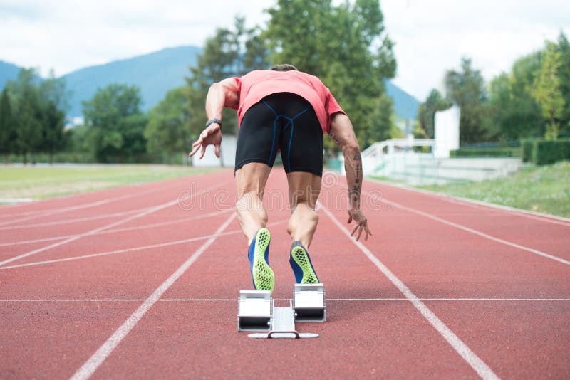 Mann Auf Rollbahn-Leichtathletik-Bahn Stockfoto - Bild von aktiv, sport ...