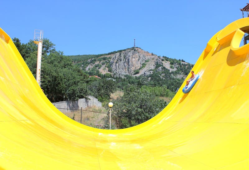 Mann auf Wasserrutschen stockfoto. Bild von unterhaltung - 49007680