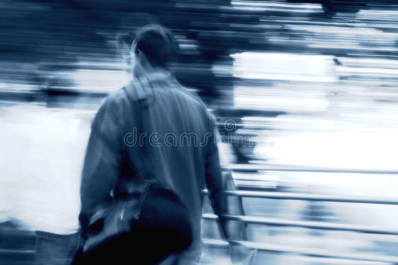 Mann, der arbeiten geht stockbild. Bild von verschwommen - 7347383