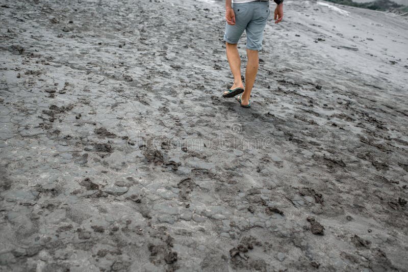 Mann, Der Auf Das Land Mit Schlamm Geht Stockbild - Bild von trocken ...