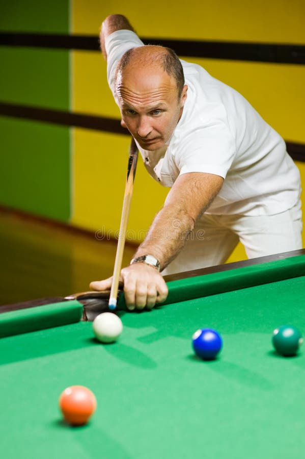 Mann, der Billiarde spielt stockfoto. Bild von aktivität - 7456868