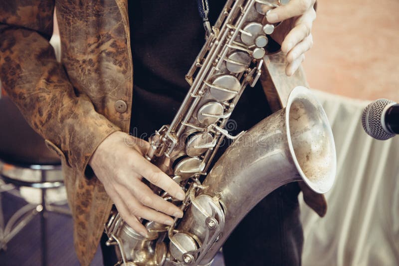 Mann, Der Saxophon Im Schattenbild Spielt Stockbild - Bild von ...