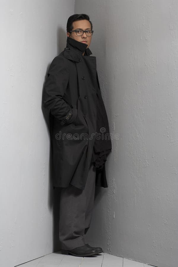 Mann, Der in Der Ecke Mit Graben Steht Stockfoto - Bild von brünette ...