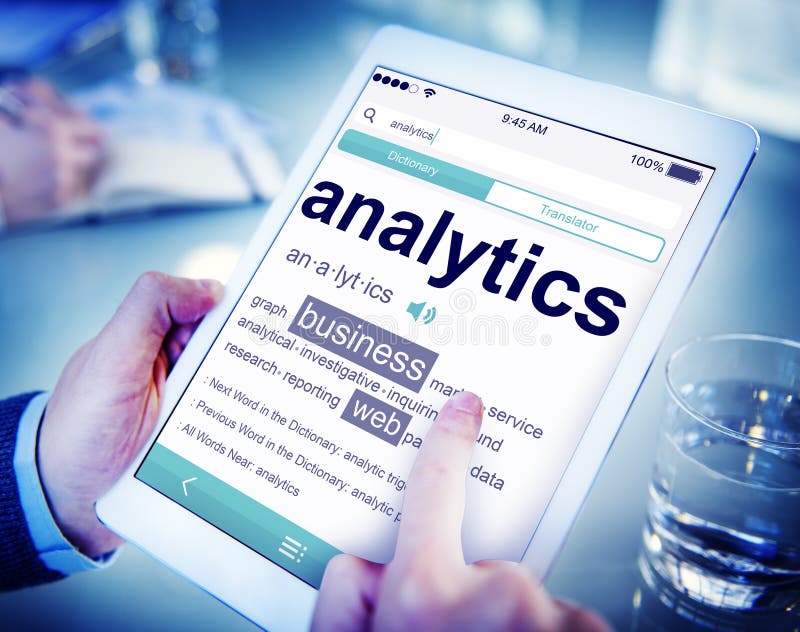 Mann, Der Die Definition Von Analytik Liest Stockfoto - Bild von ...