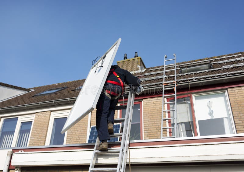 Mann, Der Die Leiter Mit Sonnenkollektor Klettert Stockfoto - Bild von ...