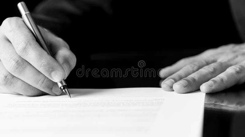 Mann, Der Ein Dokument Schreibt Oder Unterzeichnet Stockbild - Bild von ...