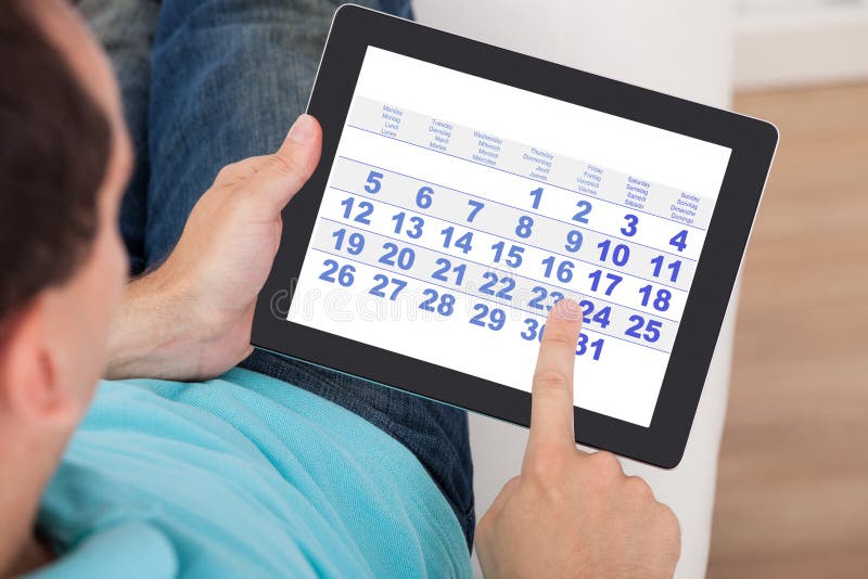 Mann, Der Kalender Auf Digitaler Tablette Verwendet Stockfoto - Bild ...