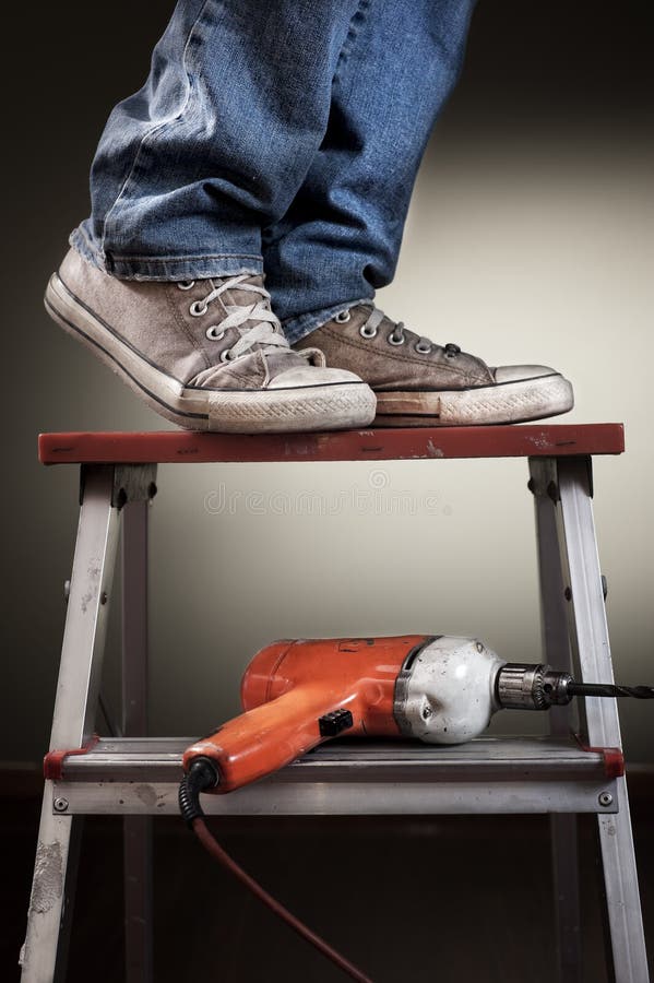 Mann, Der Auf Leiter Klettert Stockfoto - Bild von erbauer, halb: 37815428