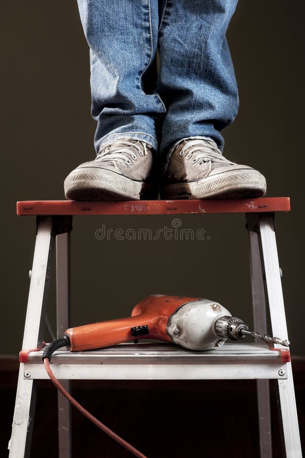 Mann, Der Auf Leiter Klettert Stockfoto - Bild von erbauer, halb: 37815428