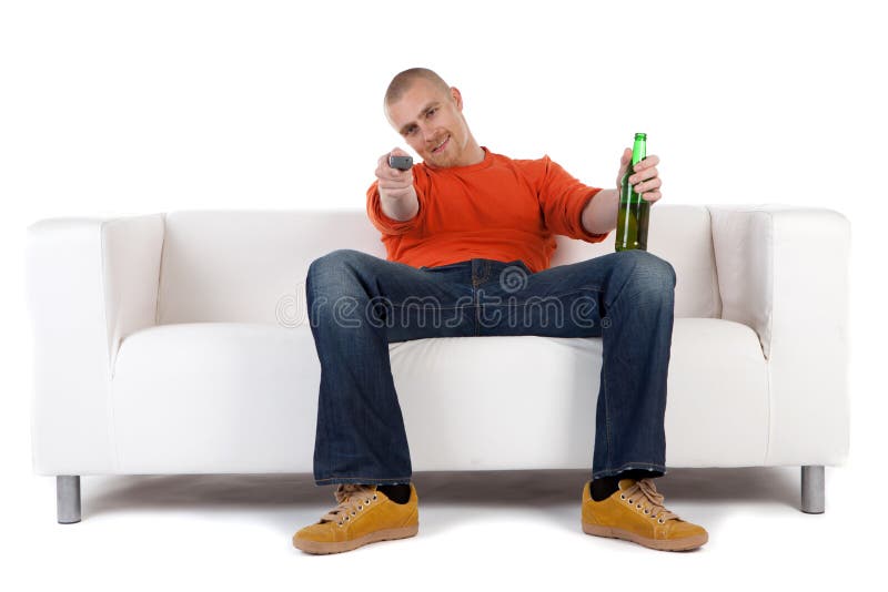 Mann, Der Mit Bier Auf Sofa Sich Entspannt Stockfoto - Bild von ...