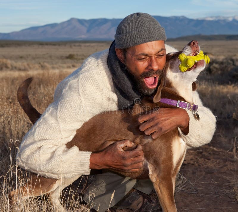 Mann, Der Mit Seinem Hund Umarmt Und Spielt Stockfoto - Bild von ...