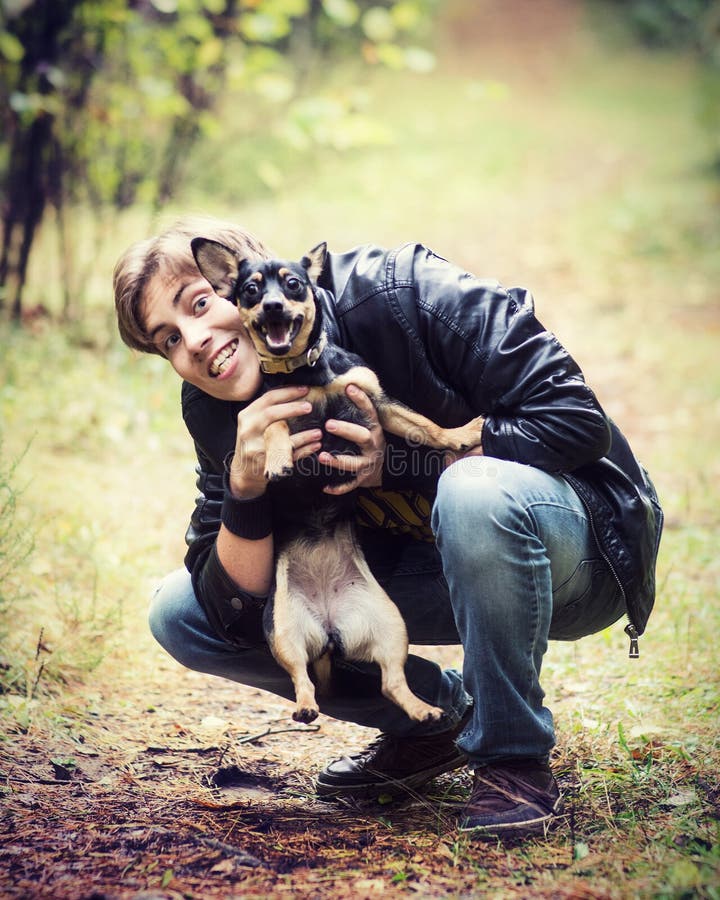 Mann, der mit Hund spielt stockbild. Bild von hund, ausdruck - 34213775