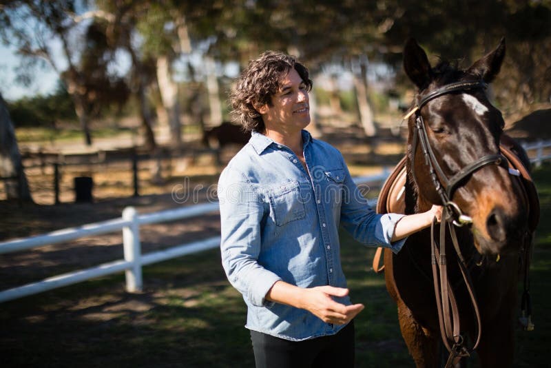 Mann, Der Mit Pferd in Der Ranch Steht Stockbild - Bild von landschaft ...