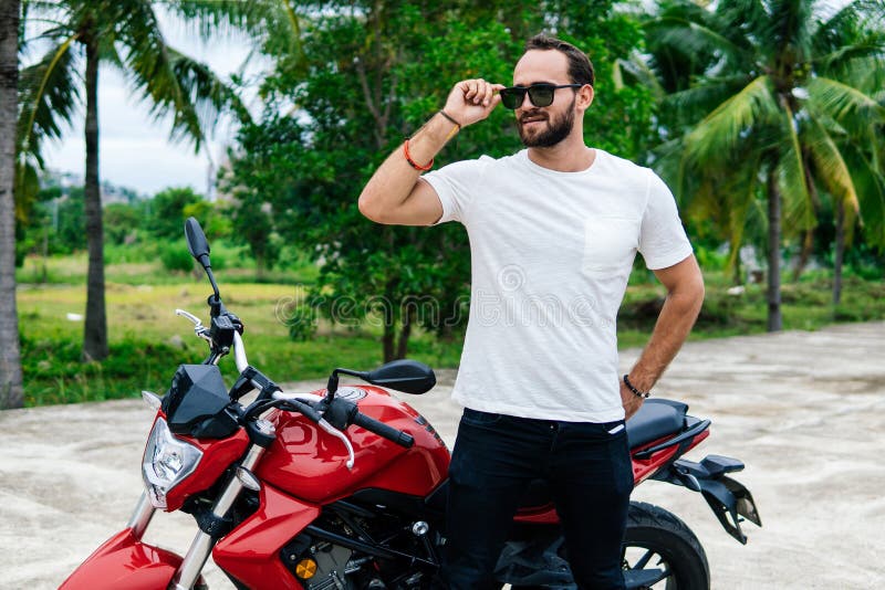 Mann, Der Nahe Seinem Motorrad Steht Stockfoto - Bild von radfahrer ...