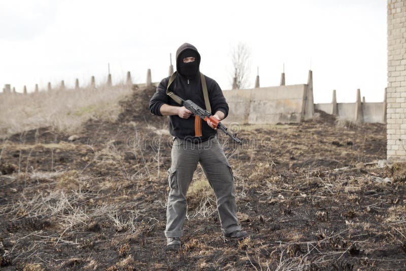 Mann mit Maske und Waffe stockfoto. Bild von beleidigend - 24719604