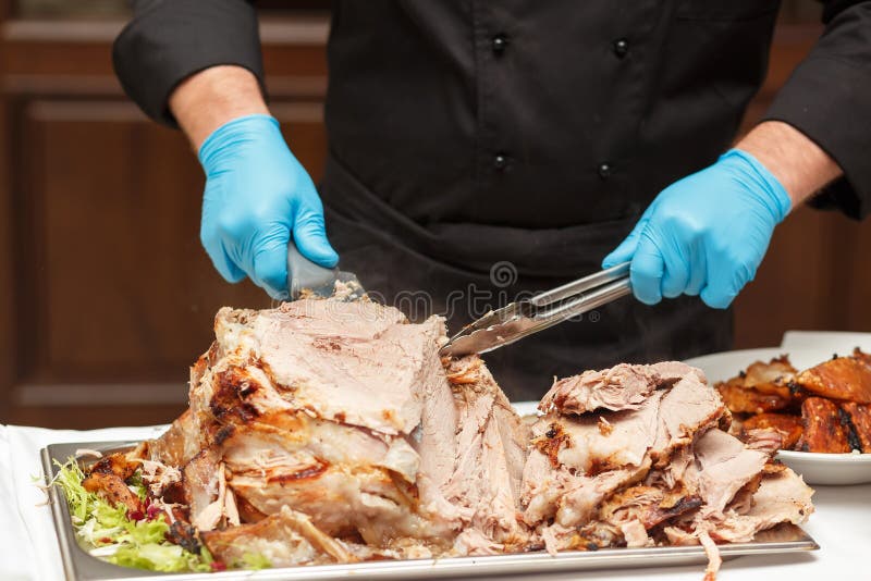 Mann, Der Scheiben Des Bratenschinkens Schnitzt Stockbild - Bild von ...