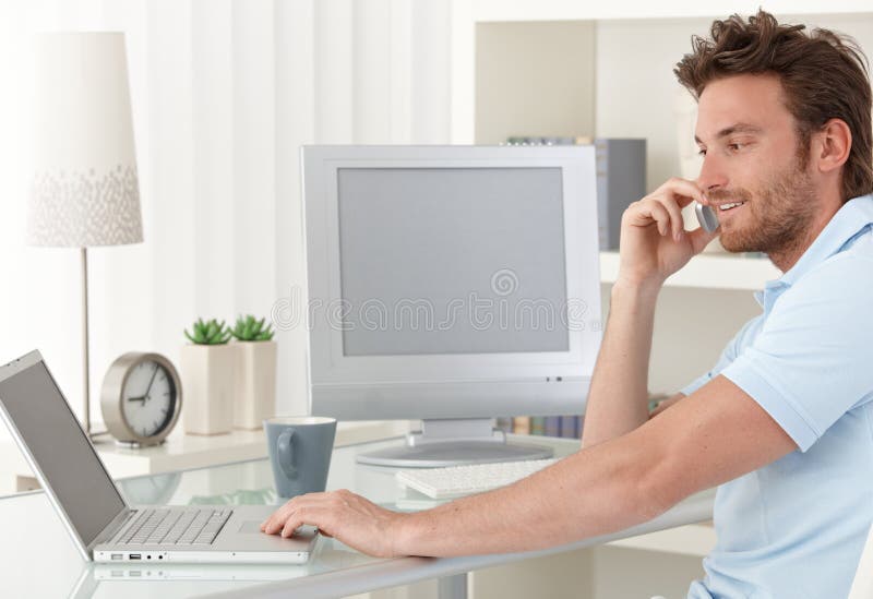 Mann, Der am Telefon Unter Verwendung Des Computers Spricht Stockfoto ...