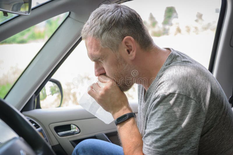 Asiatischer Mann Der Ekel Erregenden Kinetose, Der in Kinetosetasche ...