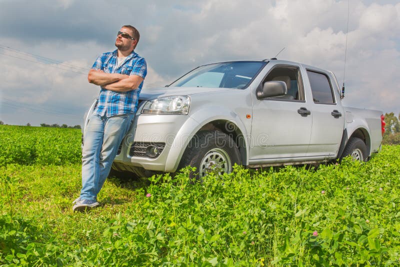 Mann, der vor Auto steht stockfoto. Bild von stehen, gelehnt - 59835032
