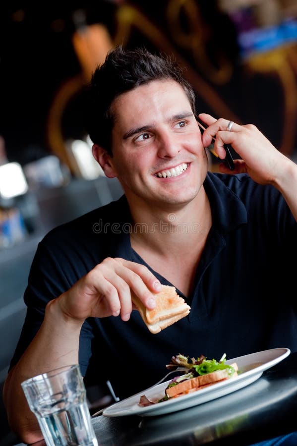 Mann, der zu Mittag isst stockbild. Bild von kaukasisch - 7804547