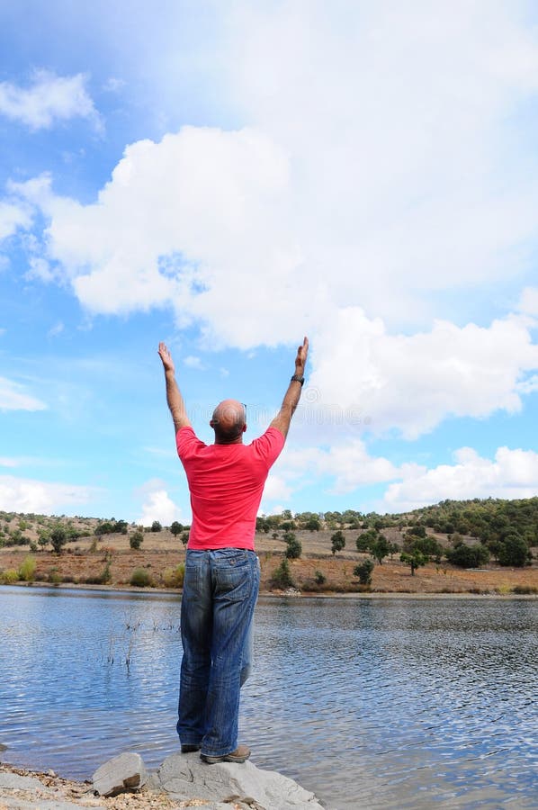 Mann am See stockfoto. Bild von traum, nave, arme, insel - 22956470