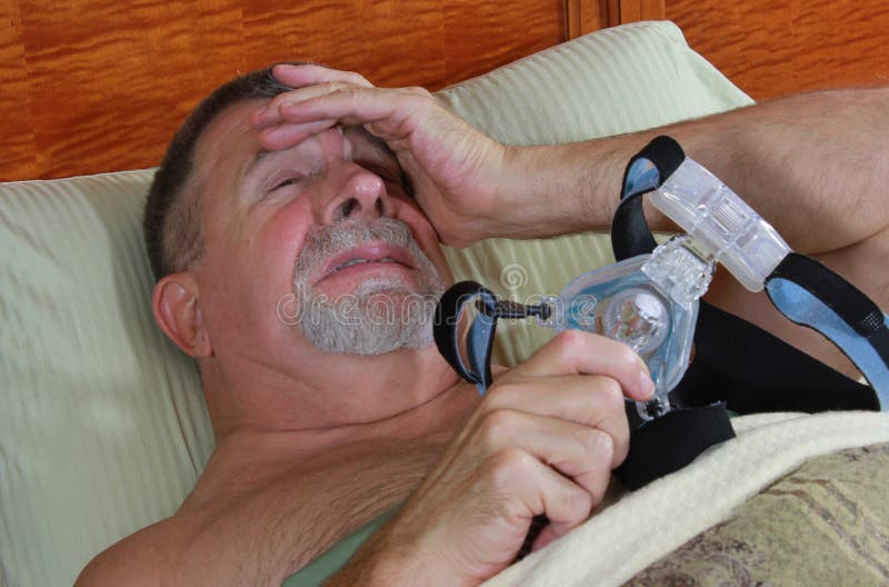 Mann frustriert mit CPAP stockbild. Bild von spitzbart - 26798695