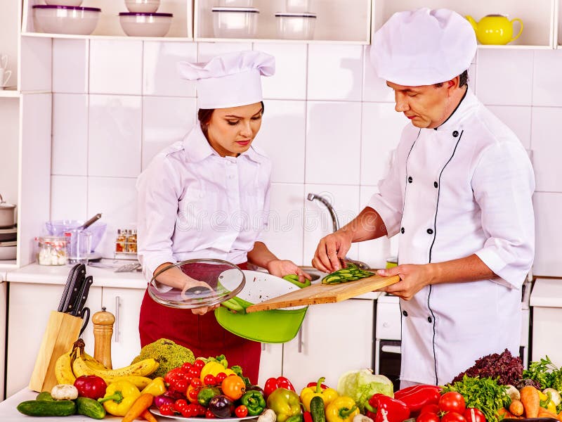 Mann Im Chefhut Huhn Kochend Stockfoto - Bild von person, leute: 57475968