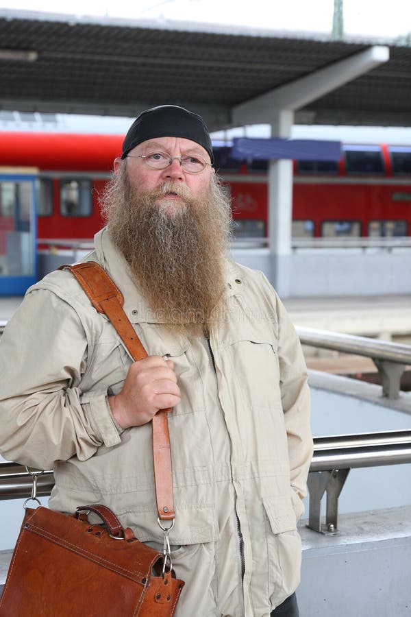 Mann mit Bart mit Bier stockbild. Bild von bier, muster - 70913109