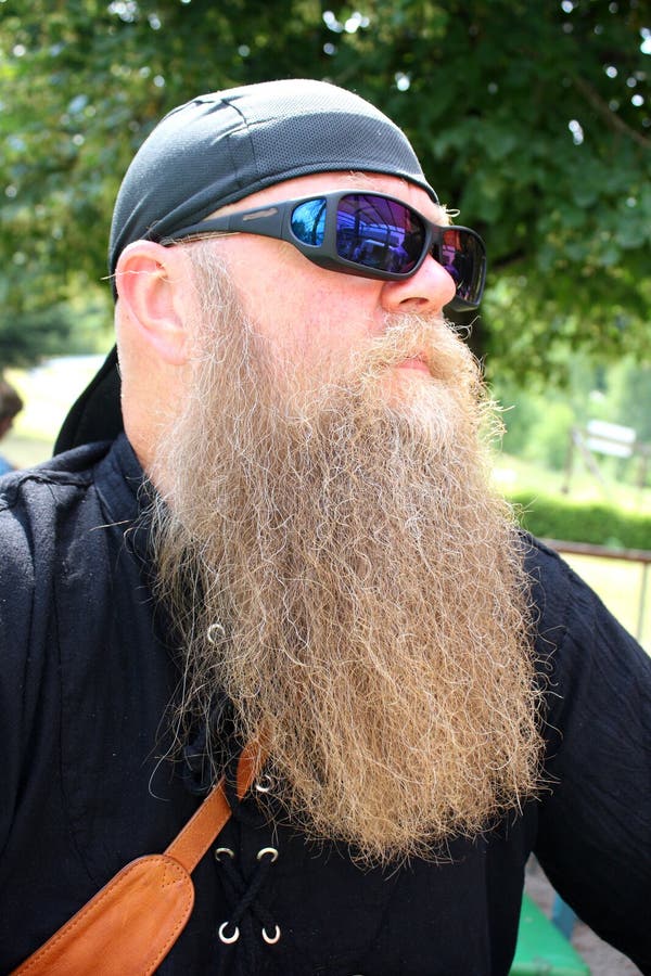 Mann mit Bart mit Bier stockbild. Bild von bier, muster - 70913109