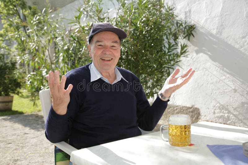 Mann mit Bier stockfoto. Bild von freude, stolz, froh - 2299984