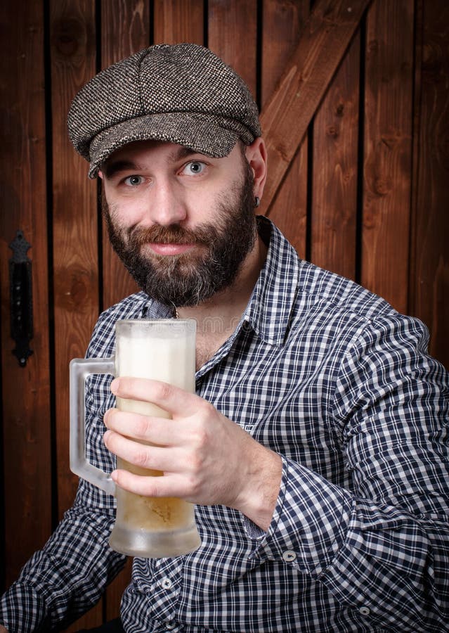 Mann mit Bier stockbild. Bild von porträt, bart, glas - 37387491