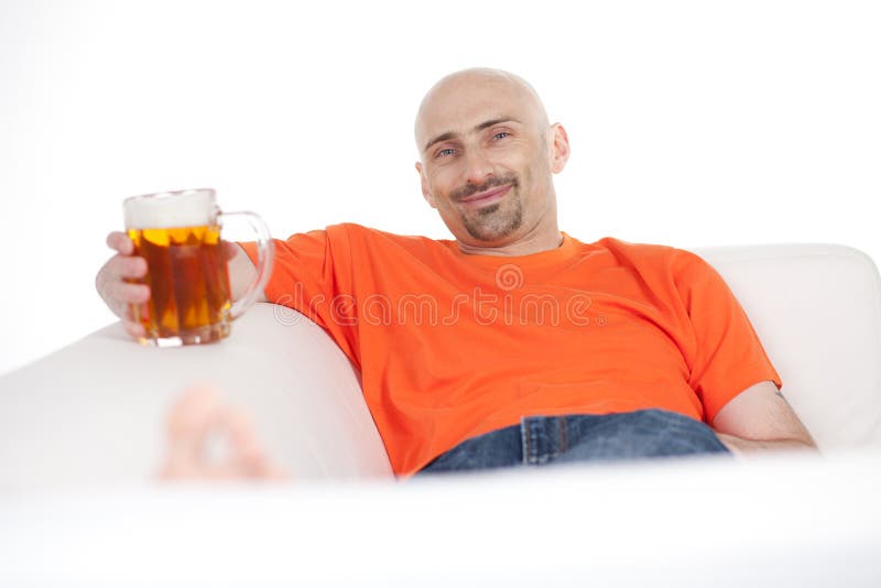 Mann, Der Mit Bier Auf Sofa Sich Entspannt Stockfoto - Bild von ...