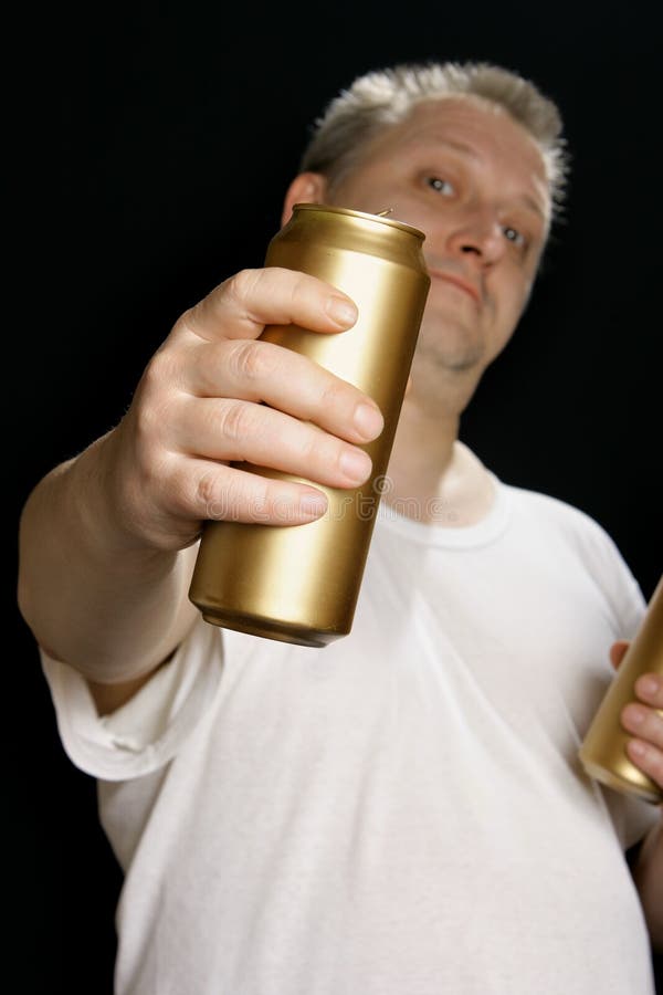 Mann mit Bierdose stockbild. Bild von beiläufig, bart - 8134777