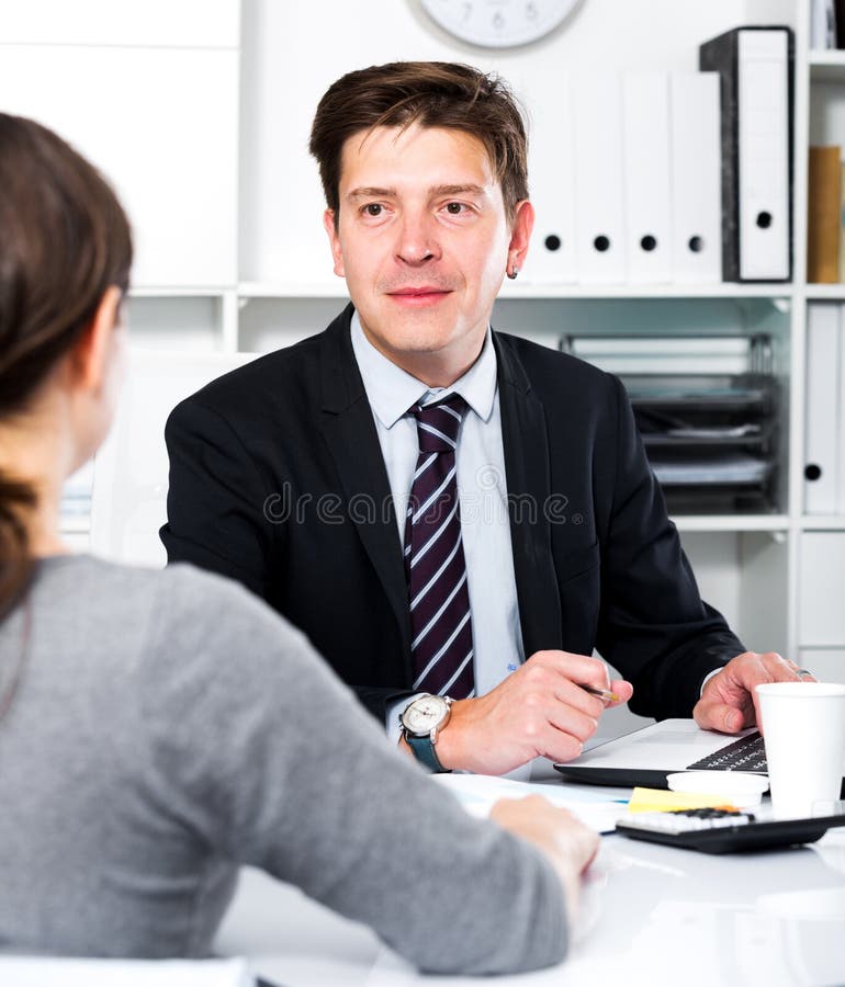 Mann Mit Dem Begleiter, Der am Tisch Sitzt Stockfoto - Bild von ...