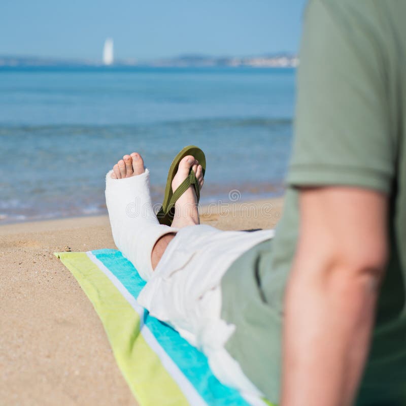 Mann Mit Dem Gips, Der Auf Strand Sich Entspannt Stockfoto - Bild von ...