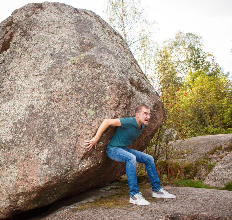 Mann Mit Dem Rucksack, Der Einen Enormen Stein Drückt Stockfoto - Bild ...