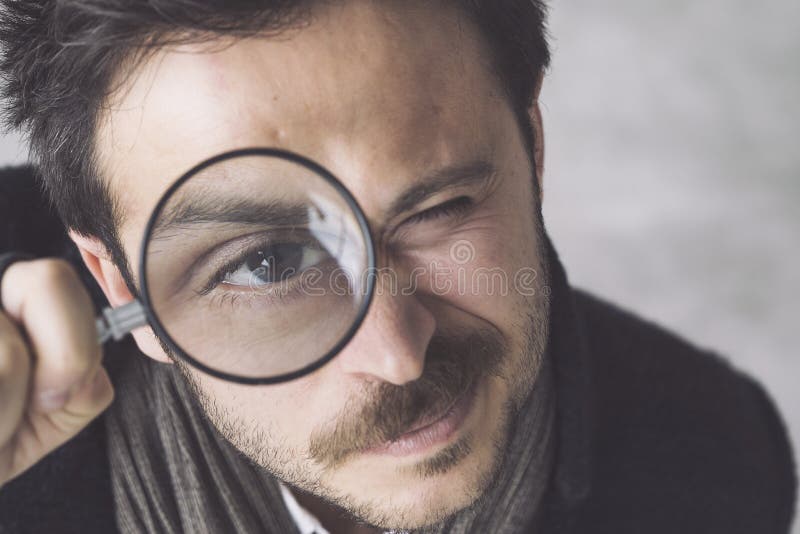 Mann mit der Lupe stockfoto. Bild von spion, gesicht - 119713050