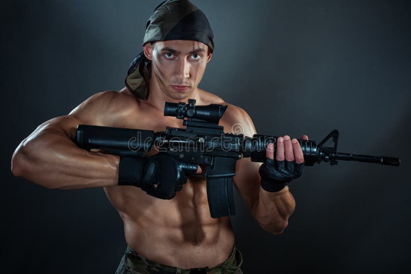 Mann Mit Einer Automatischen Waffe Stockfoto - Bild von ...