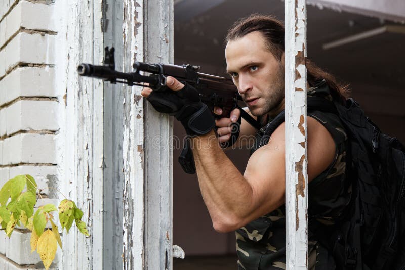 Mann mit einer Gewehr stockfoto. Bild von automatisch - 47250028