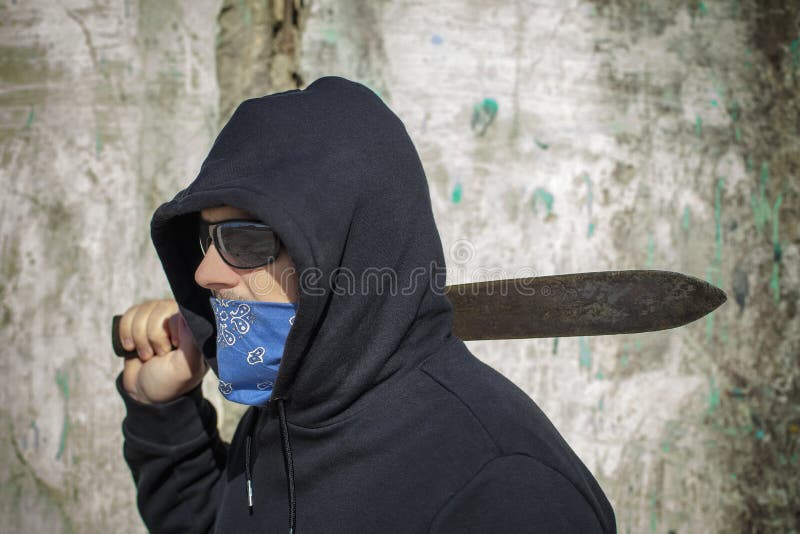 Mann Mit Einer Machete Auf Schulter Stockfoto - Bild von verärgert ...
