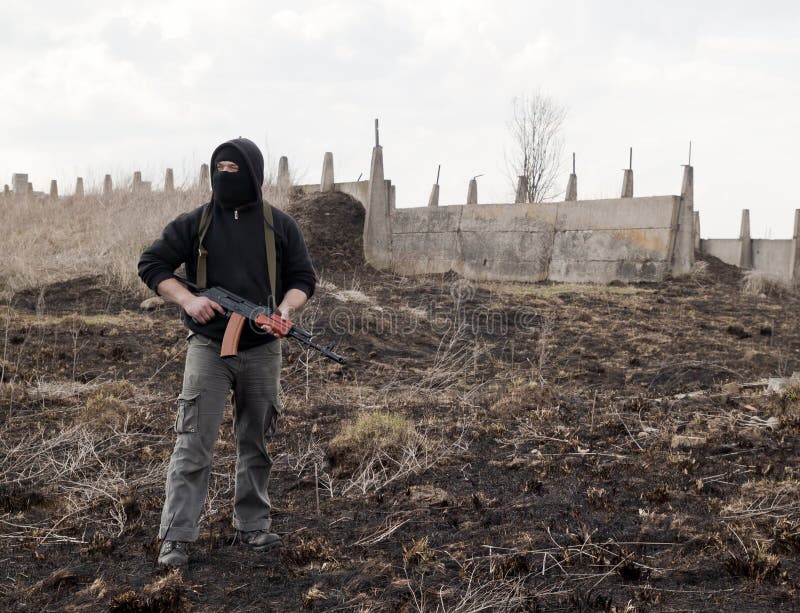 Mann mit Waffe stockbild. Bild von armee, revolverheld - 24565455