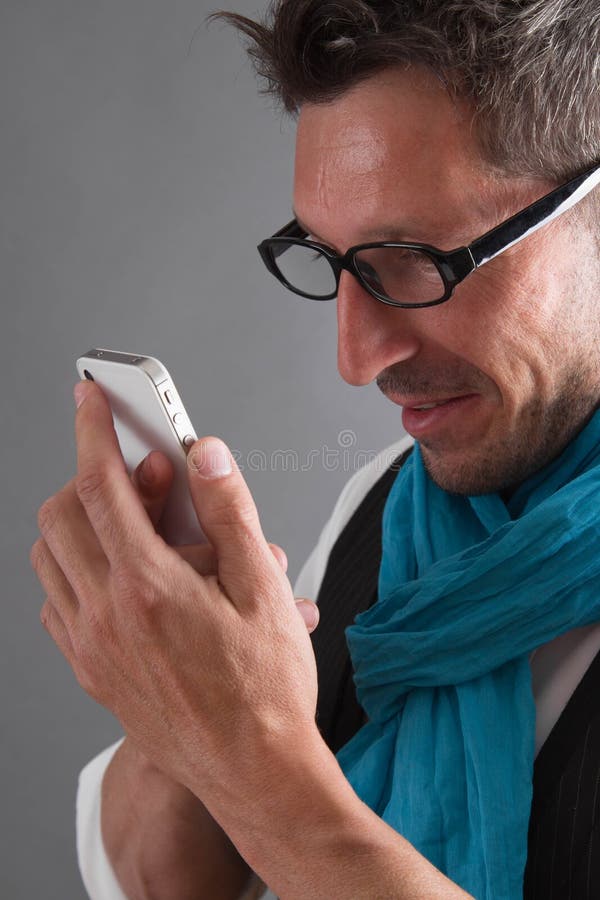 Mann mit Handy stockfoto. Bild von netz, kühl, bildschirm - 35355416