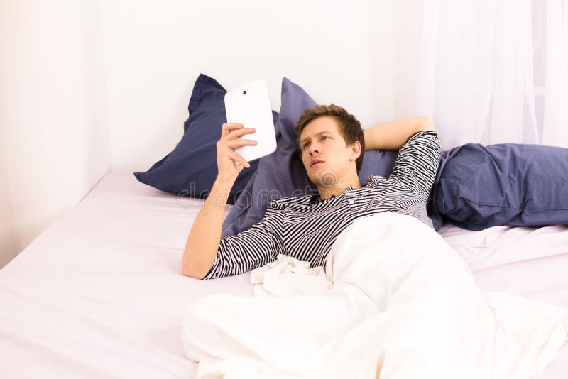 Mann mit Handy im Bett stockbild. Bild von email, intelligent - 83294819