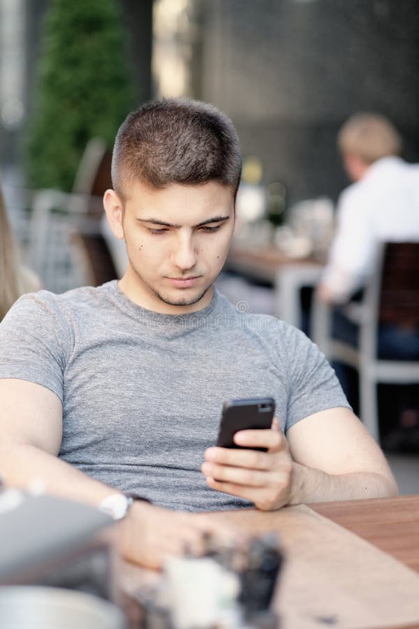 Mann Mit Handy Im Restaurant Stockfoto - Bild von mann, hemd: 78831802
