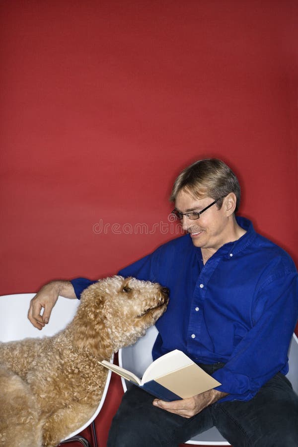 Mann mit Hund. stockfoto. Bild von erwachsener, person - 2045656