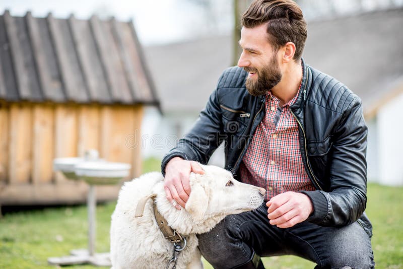 Mann Mit Hund an Der Landschaft Stockbild - Bild von freundlich ...